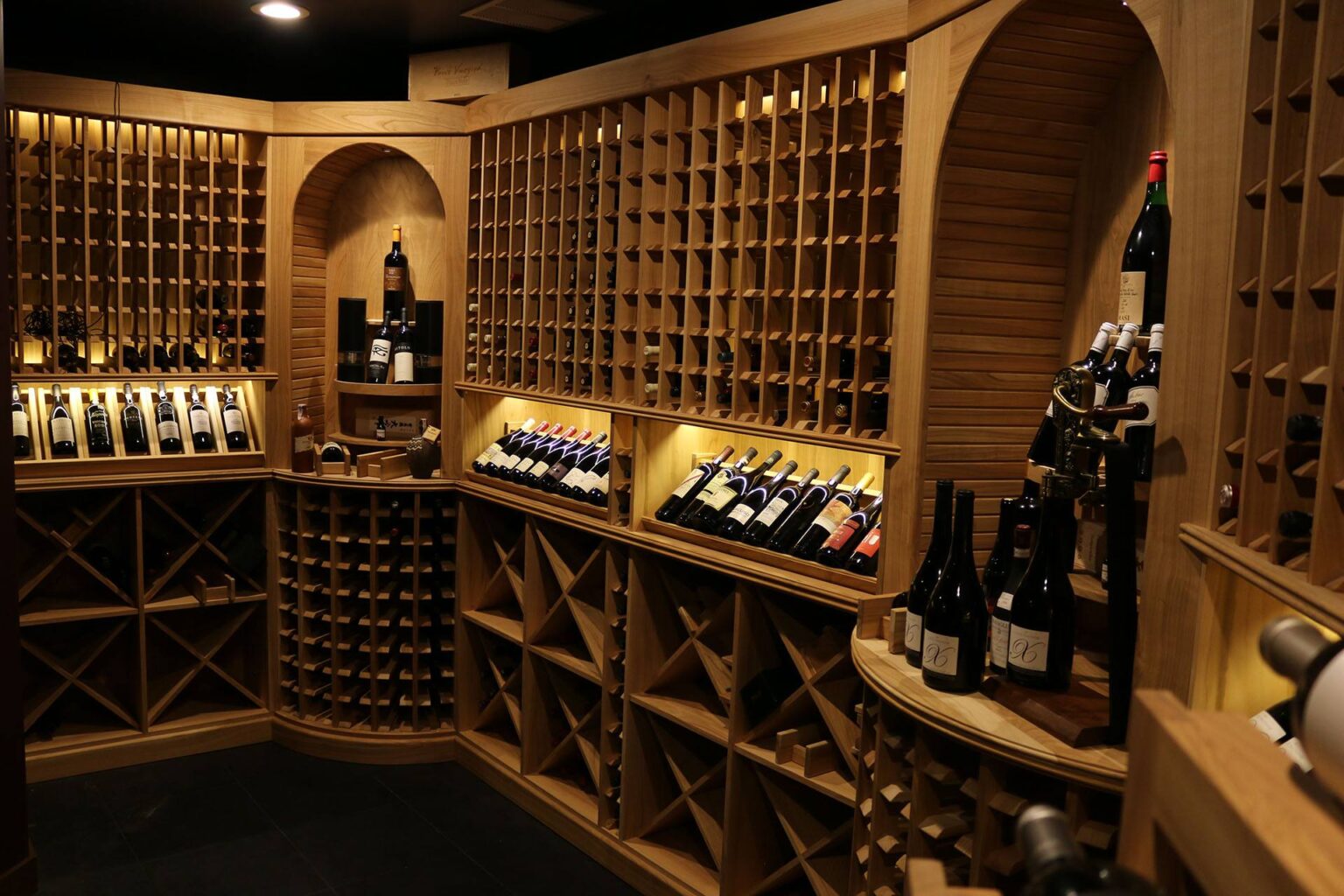 Piwniczka na wino. Piwnica winna. Domowa winiarnia z drewna